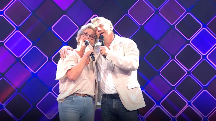 Tony Neef ontroert na optreden met zus: 'Toen zij ging zingen heb ik zitten huilen'