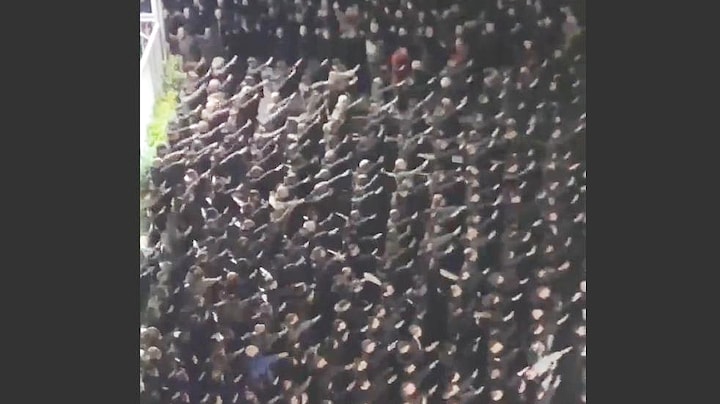 Video: Honderden mensen doen tegelijk de Hitlergroet in Rome