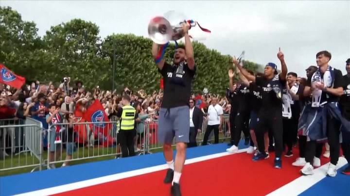 Tienduizenden PSG-fans juichen spelers toe bij Eiffeltoren na CL-winst