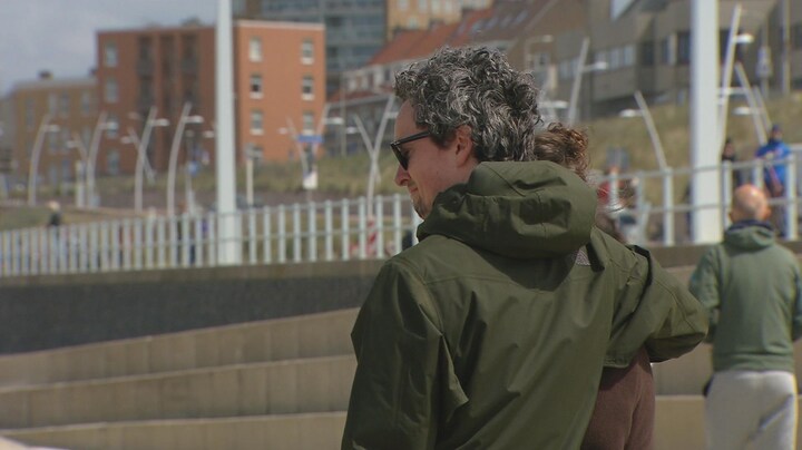 Bloemen en tranen: Scheveningen rouwt om dood surfers