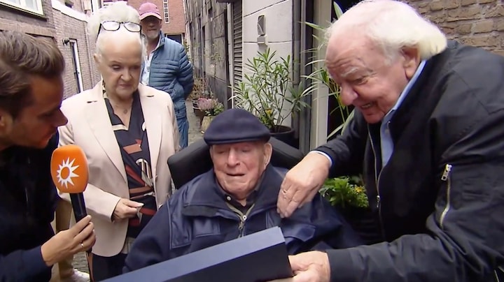 Bas van Toor op verjaardag verrast met herdenkingsmunt Bassie & Adriaan ...