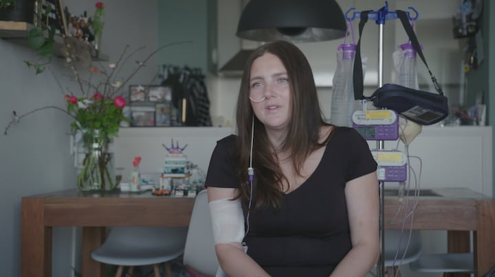 Operatie Stéphanie uitgesteld door coronadrukte: 'Pijn is hels'