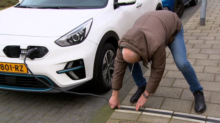 Struikelen over de oplaadkabels bij elektrische auto's: 'Er moeten ...