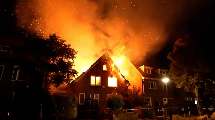 Grote woningbrand in Eindhoven, huis volledig in vuur