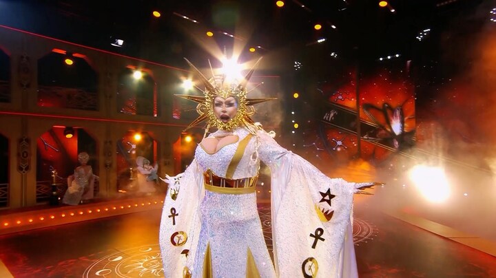 Loretta Hijger betovert jury en panel met Christina Aguilera’s ‘Beautiful’