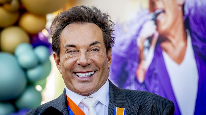 Gerard Joling onderuit op het water tijdens vakantie op Bonaire