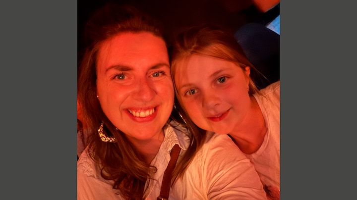 Laura en dochter Salomé hadden last van hitte tijdens concert Suzan en ...