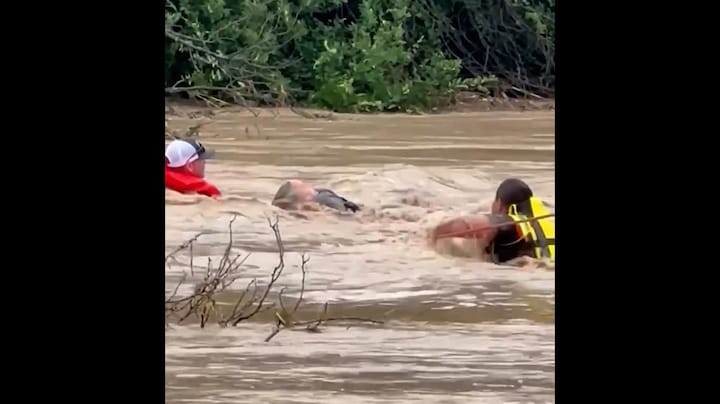 Overstromingen Texas in beeld: vrouw wordt gered uit kolkende rivier