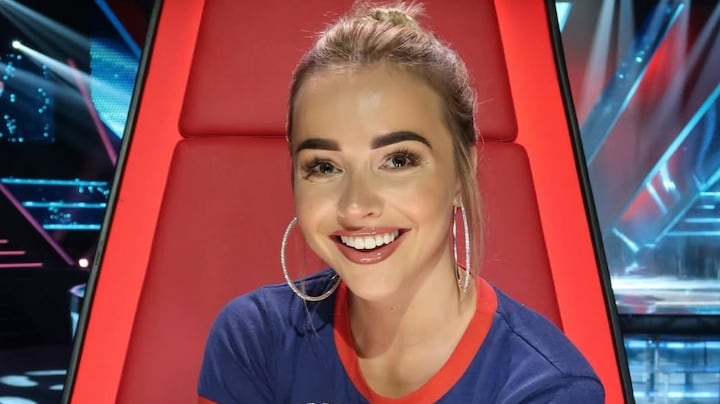 Emma Heesters oefent haar button move voor The Voice Kids