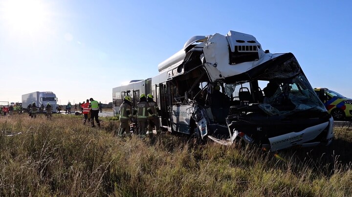 Vier personen zwaargewond door botsing tussen lijnbus en vrachtwagen