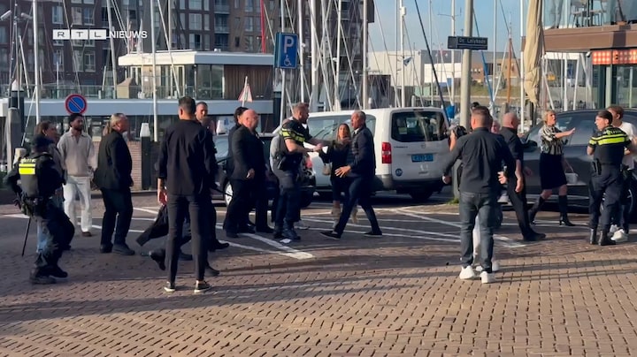 In beeld: politie grijpt in bij grote vechtpartij Scheveningen