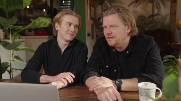 Danseres laat Sem Ragas alle hoeken van de kamer zien