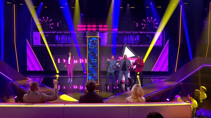 April Darby’s droom komt uit als ze erachter komt dat ze met Re-Play zingt