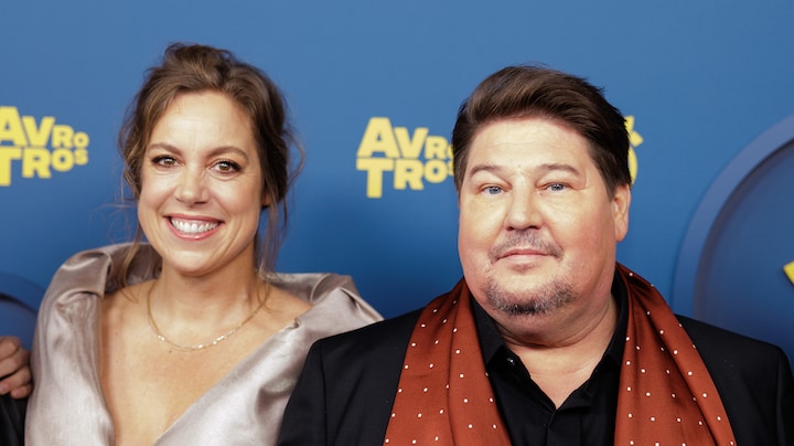 Martijn Krabbé moedigt vrouw Deborah aan bij Marathon Amsterdam ...