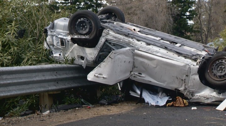 Bizar ongeluk met dashcam vastgelegd: auto vliegt van viaduct op snelweg VS
