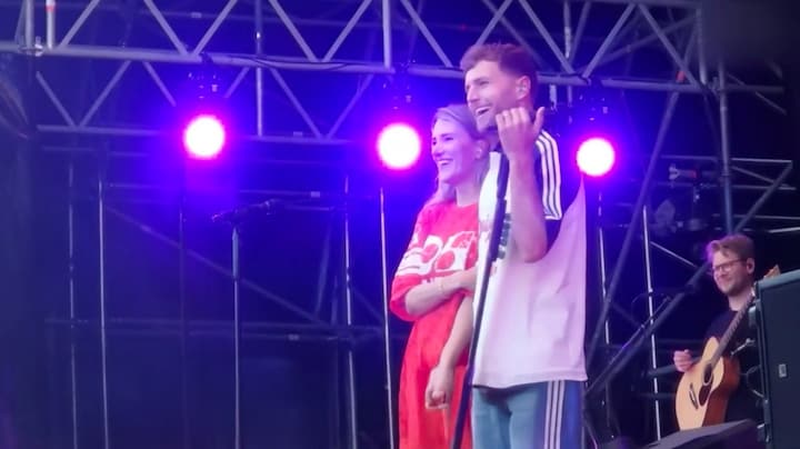 Freek zichtbaar gelukkig en vol humor bij nieuw optreden: 'Kan m'n ...