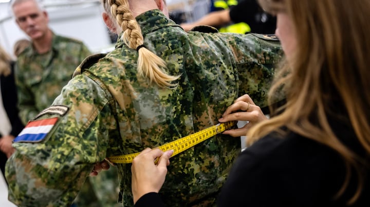 Dit krijgen reservisten bij begin opleiding: een winkelwagen vol ...
