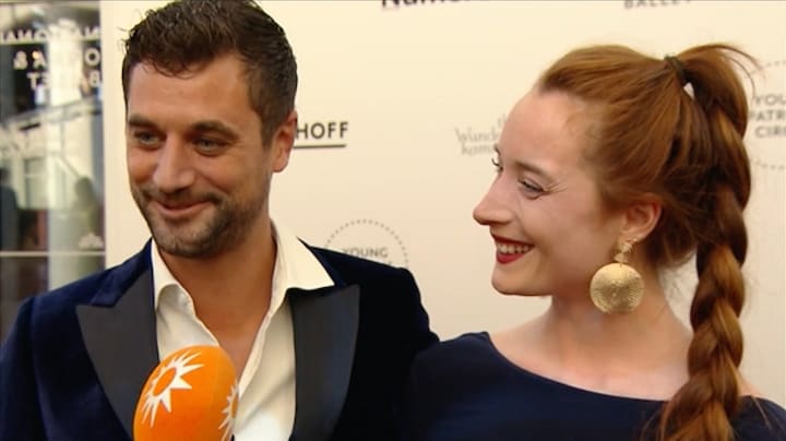 First Dates-barman Victor toont zijn nieuwe liefje op de loper