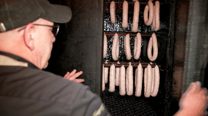 'Ik voel het aan mijn ogen': zo wordt rookworst ambachtelijk gerookt