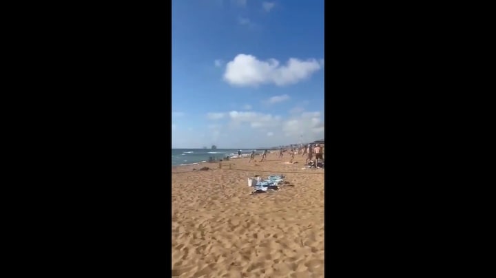 Paniek op strand Israël: mensen vluchten voor projectielen van Hezbollah