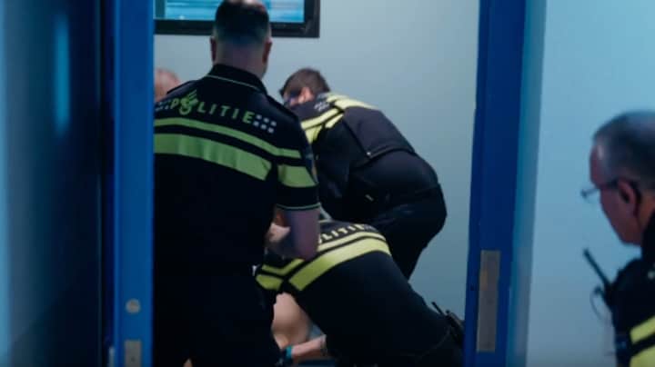 Man wordt vastgebonden in cel voor eigen veiligheid