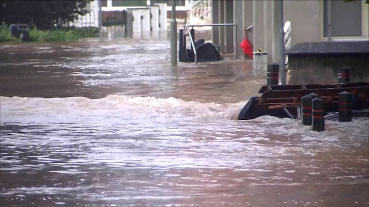 Centrum Valkenburg wordt levensgevaarlijke kolkende rivier