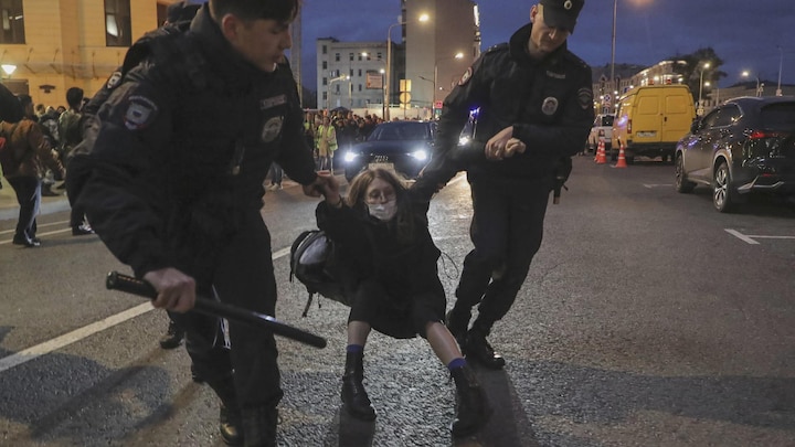 Russen Protesteren Tegen Oorlog Stuur Poetin Naar De Loopgraven